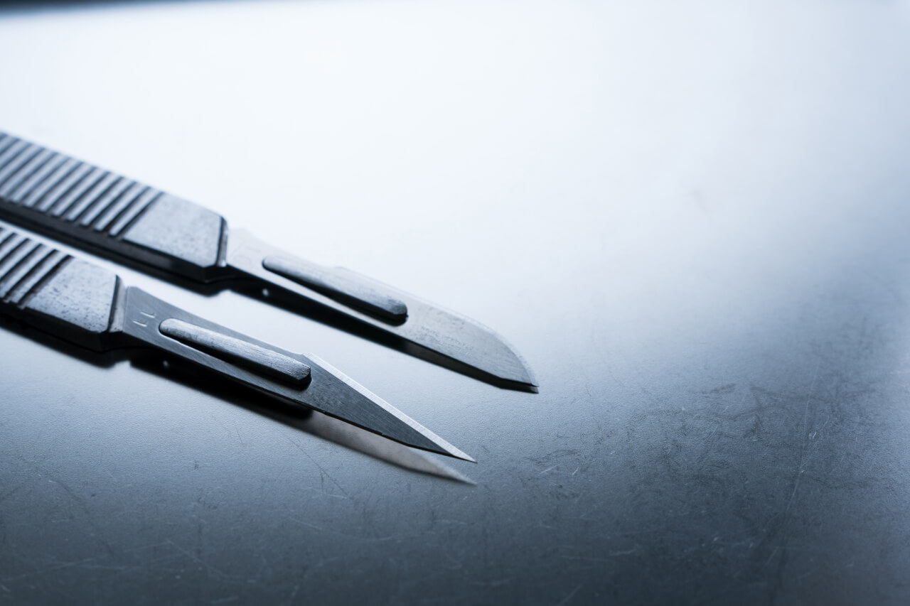 Deciding on the right surgical knife - Tears and Hope